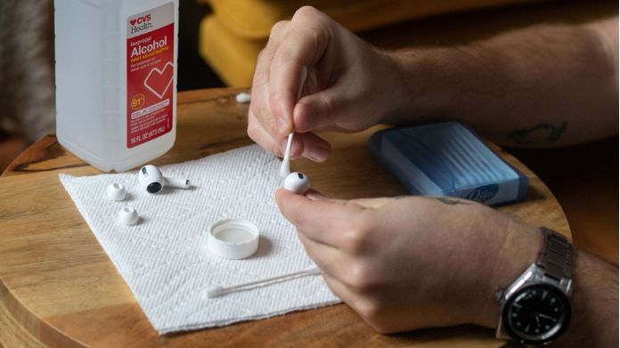 How to Fix Apple Earbuds Playing on One Side [8 Easy Fixes]