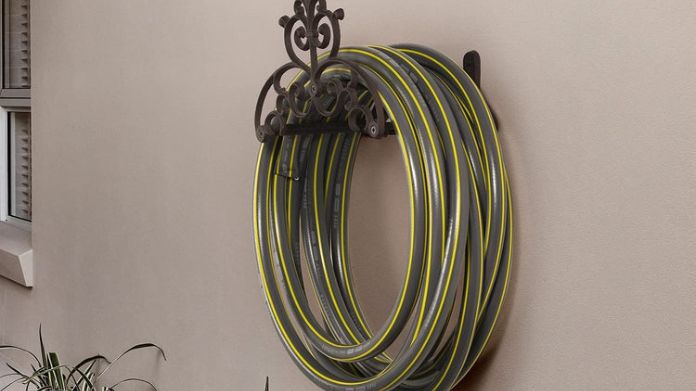 Trendy Garden Hose Holder Ideas to Organize Your Outdoor Oasis - Okay ...
