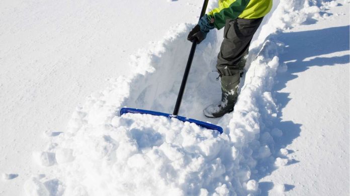 Keep Your Snow Shovel from Sticking the Snow [5 Easy Tricks]